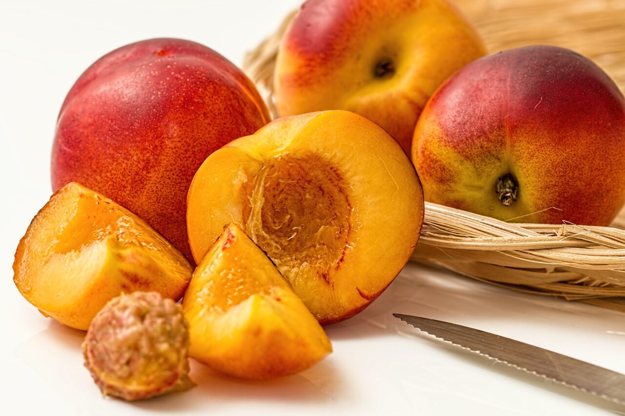 Reach for a Peach During the Month of August - AZ Dietitians